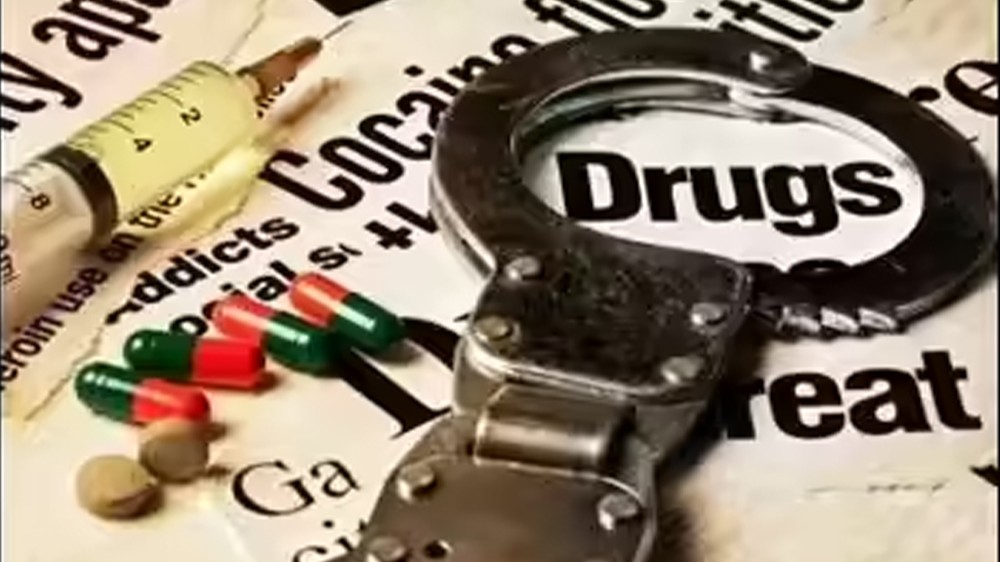 ഗു ജ റാ ത്ത് തീ ര ത്ത് വ ൻ ല ഹ രി വേ ട്ട; 203 കി ലോ മ യ ക്കു മ രു ന്നു ...